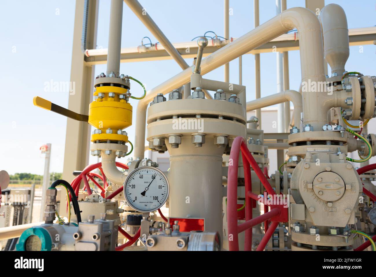 Equipment for the distribution of gas flows with pressure reduction for ...