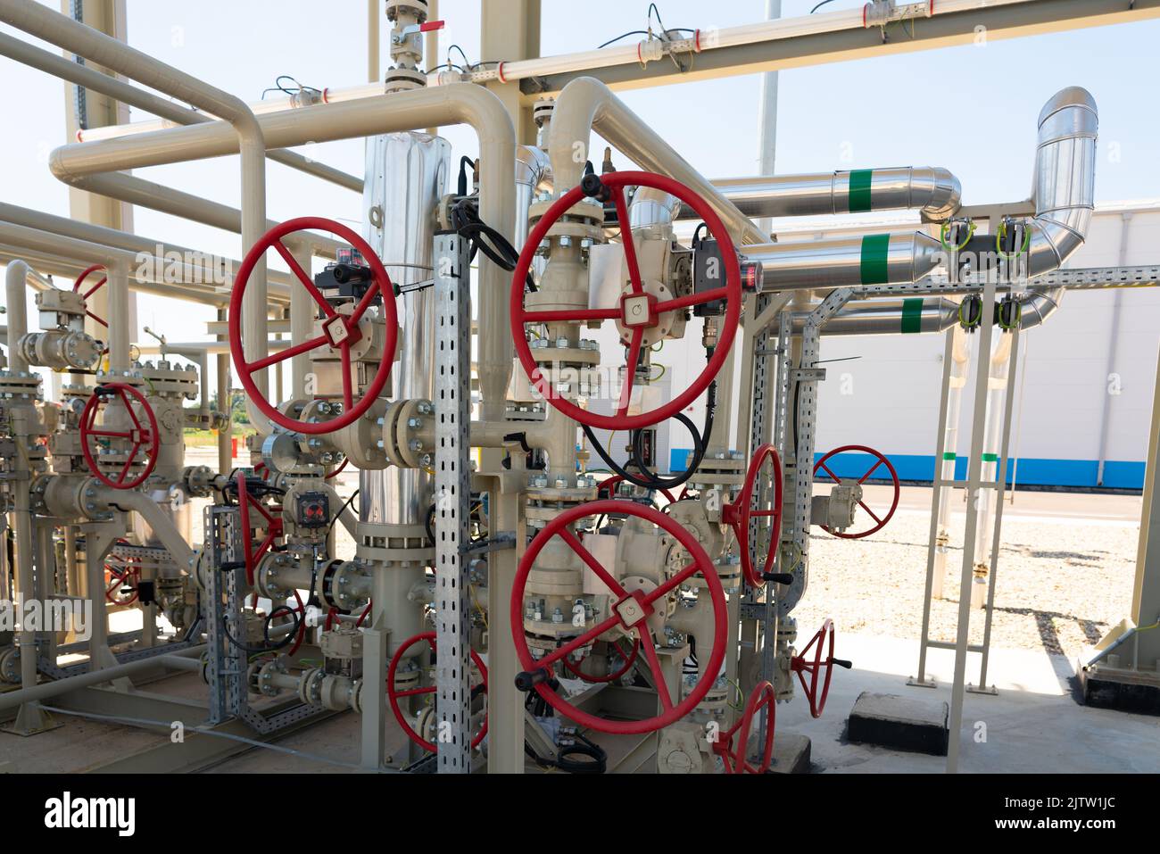 Installation for the distribution of gas flows with pressure reduction ...