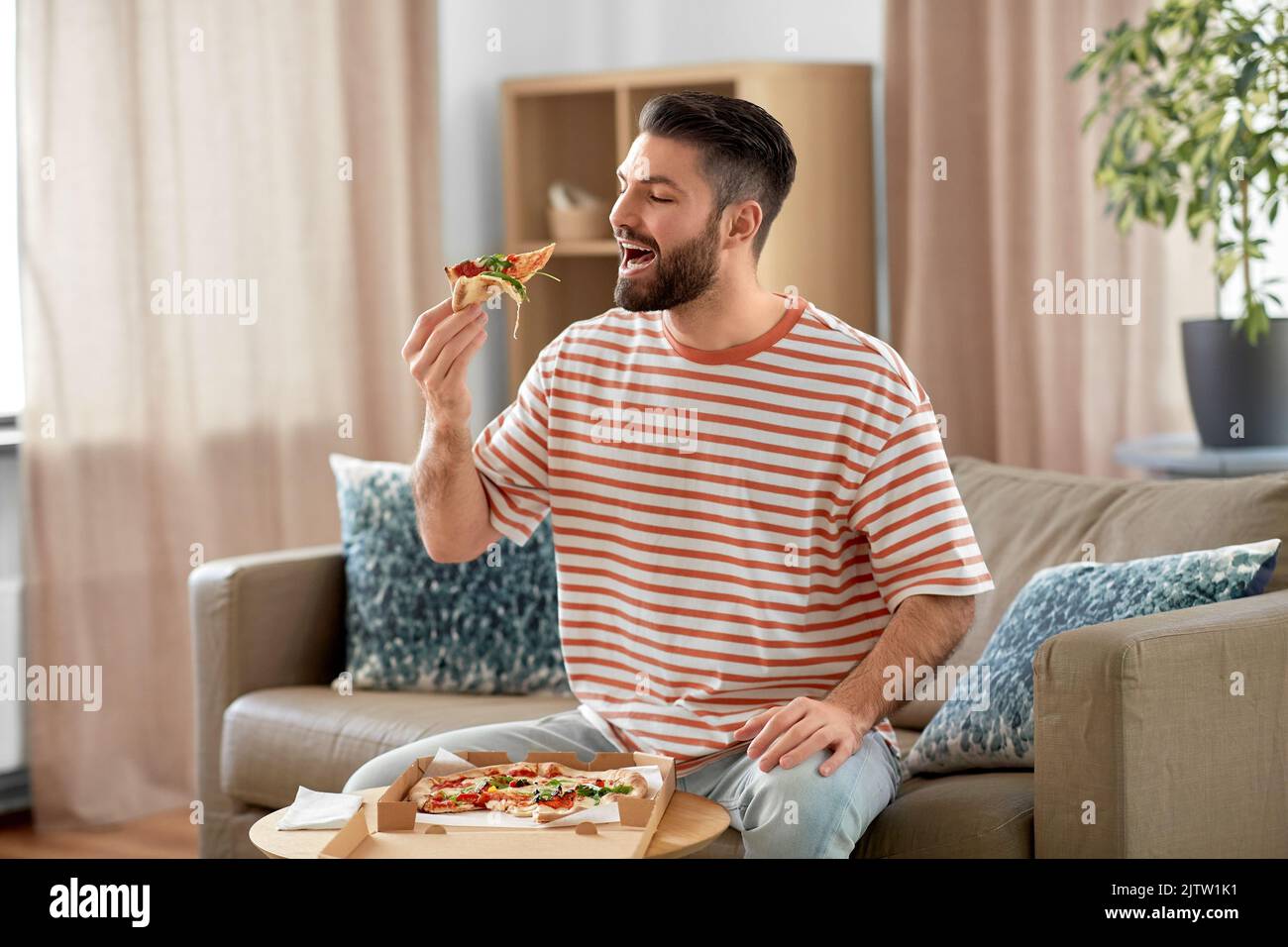 Delivery pizza home hi-res stock photography and images - Alamy