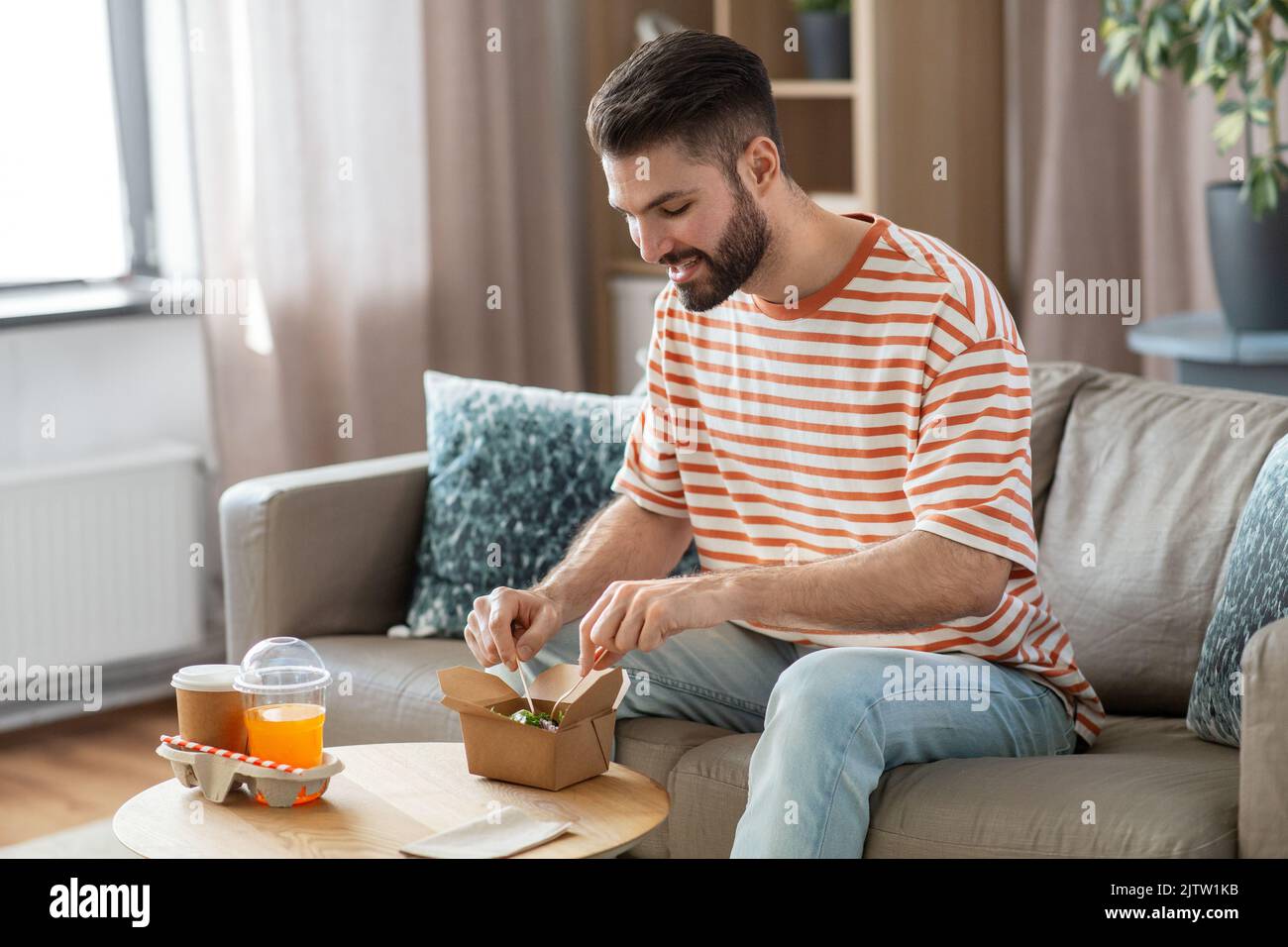 Man eating salad sofa hi-res stock photography and images - Alamy