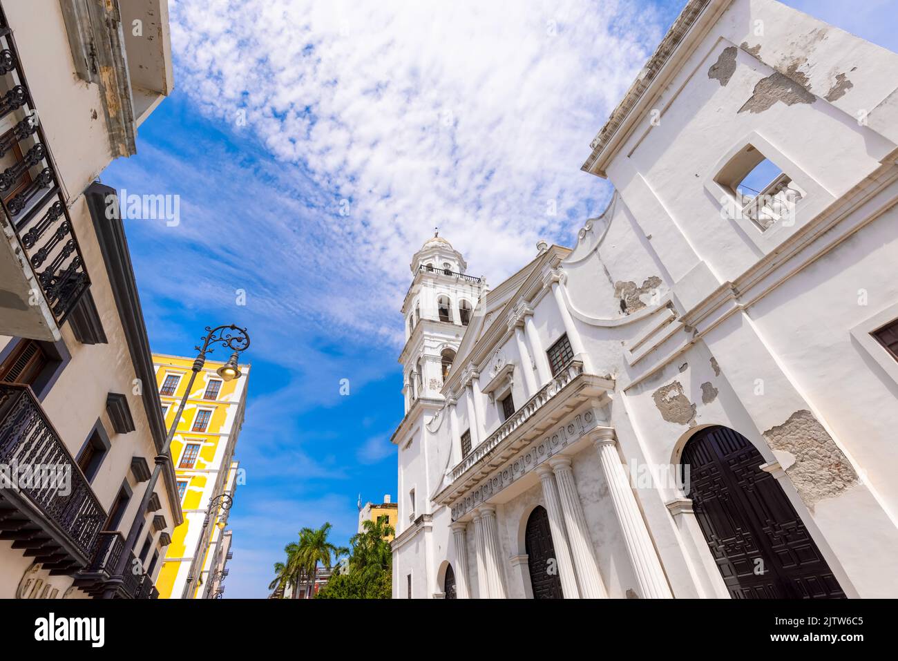 Mexico, Veracruz, colorful streets and colonial houses in historic city ...