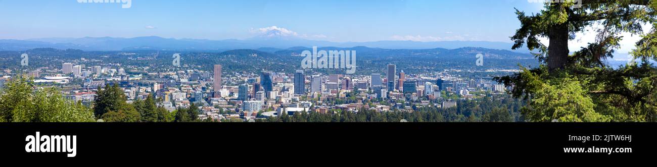 USA, panoramic view of Portland city downtown, Columbia River and ...