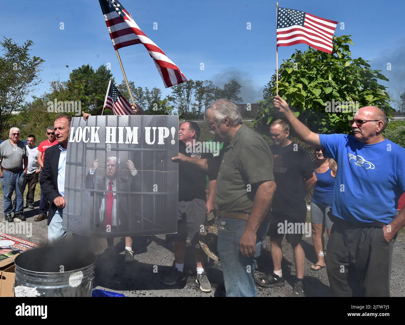 Donald trump behind bars hi-res stock photography and images - Alamy