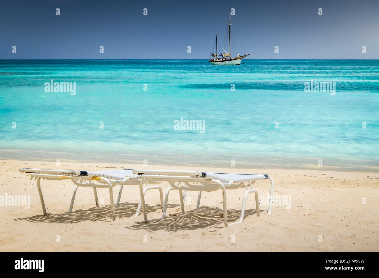 Aruba idyllic caribbean beach at sunny day, Dutch Antilles, Caribbean ...