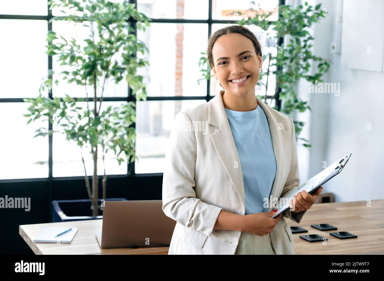 Portrait elegant successful confident lovely brazilian or hispanic ...