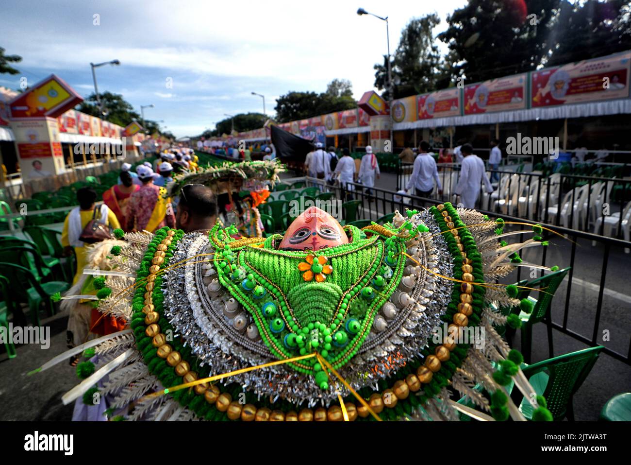 Kolkata, India. 01st Sep, 2022. A Chhau dance performer takes part ...