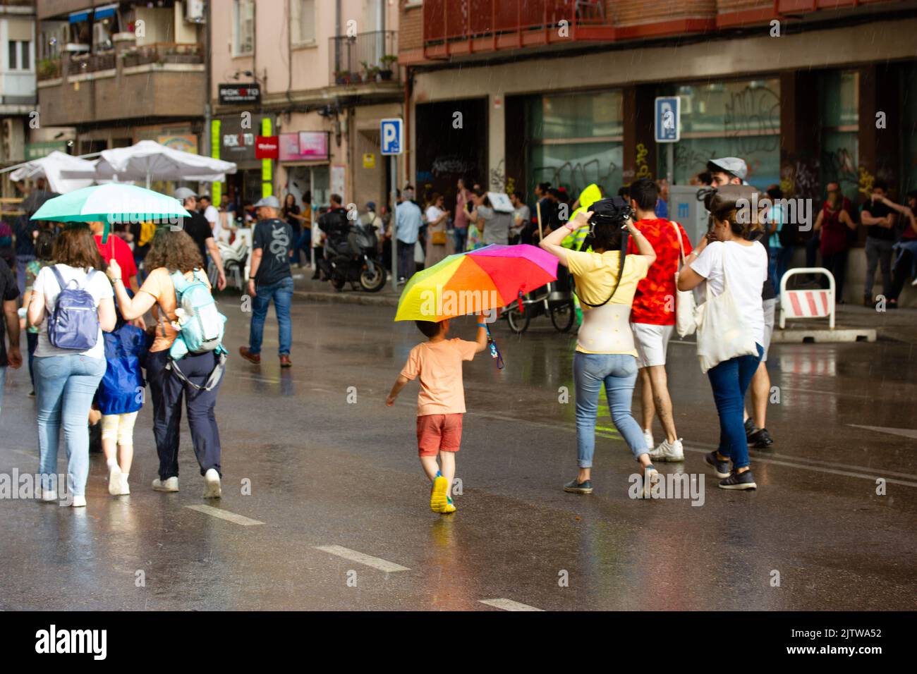Rainy season umbrella crowd hi-res stock photography and images - Alamy