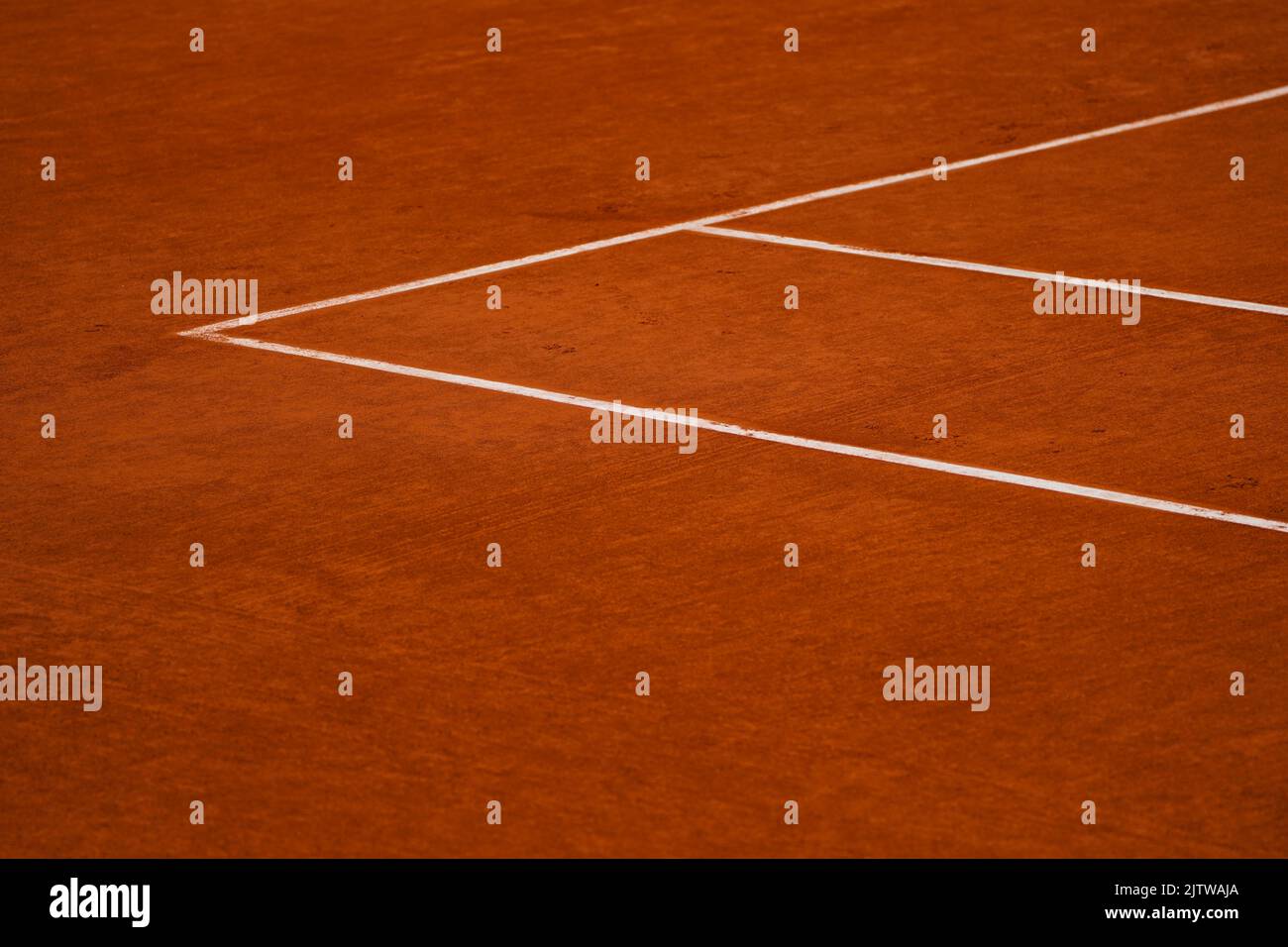 Red clay tennis court Stock Photo - Alamy