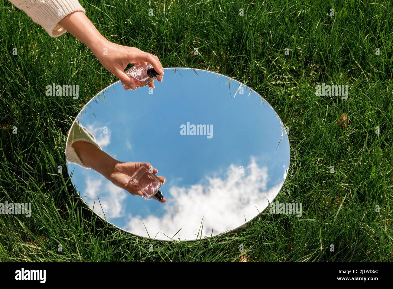 Hand perfume hi-res stock photography and images - Alamy