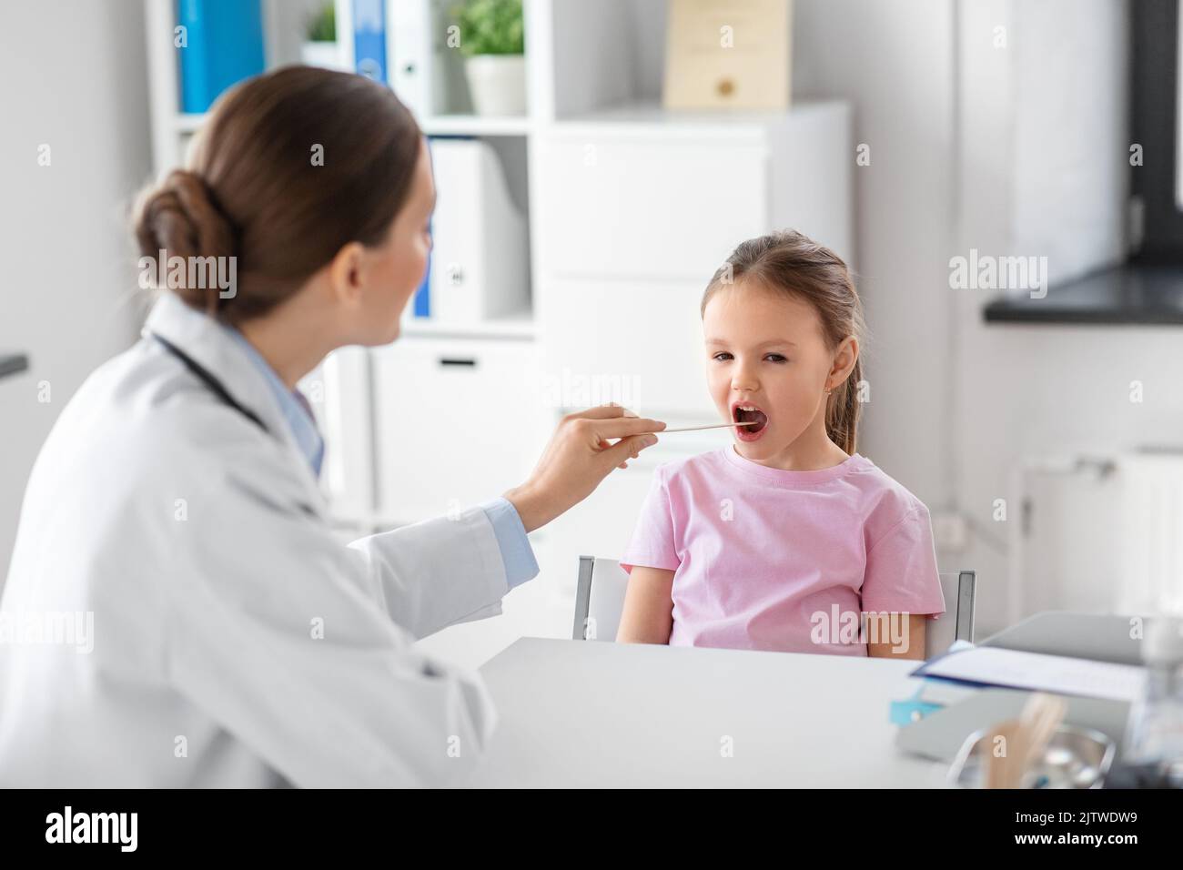 female doctor and little girl patient at clinic Stock Photo - Alamy