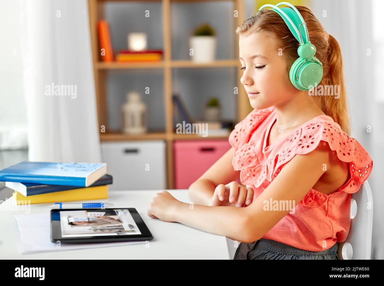 Teen girl video call headphones hi-res stock photography and images - Alamy