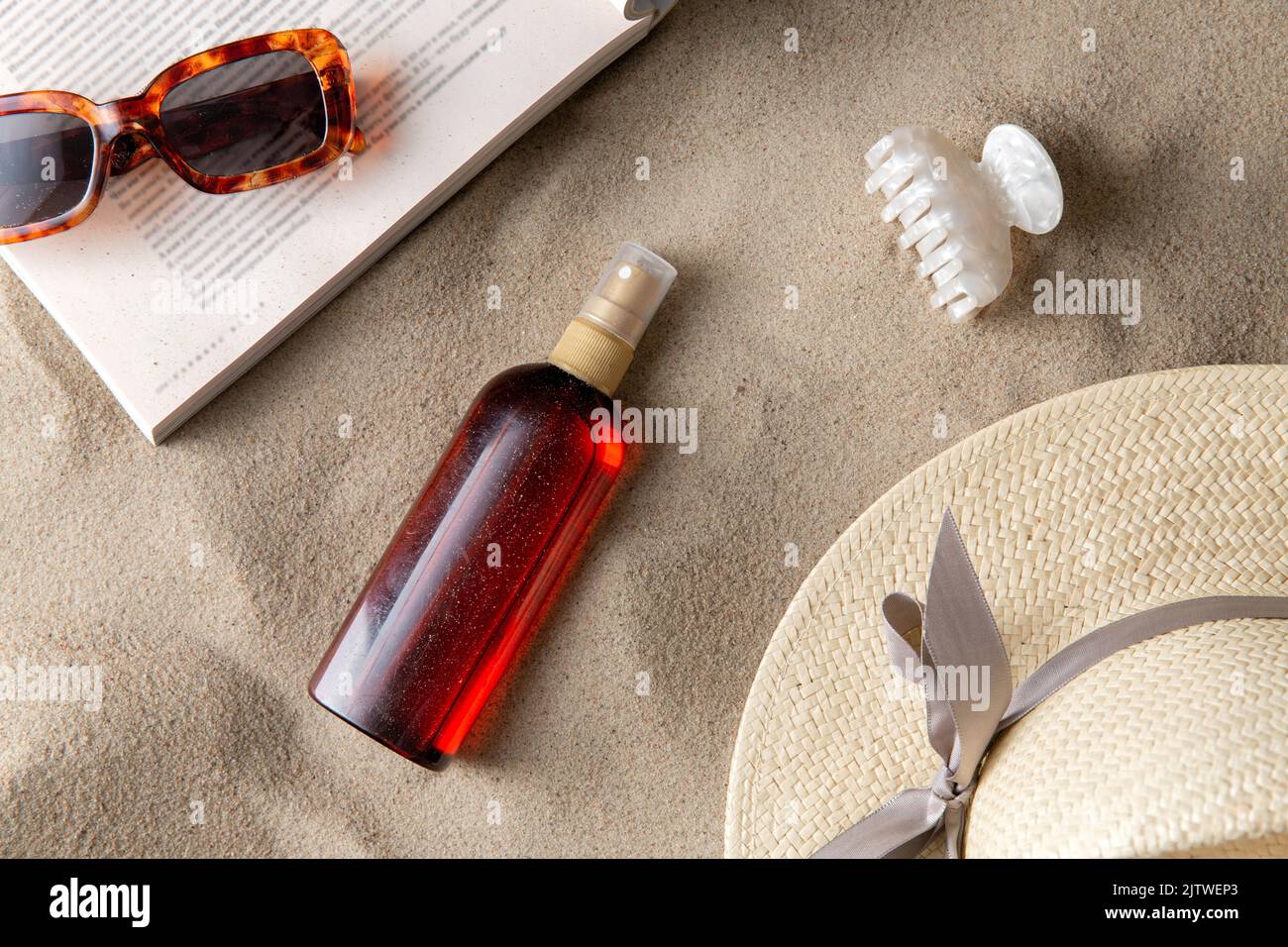 Sunglasses magazine hi-res stock photography and images - Alamy