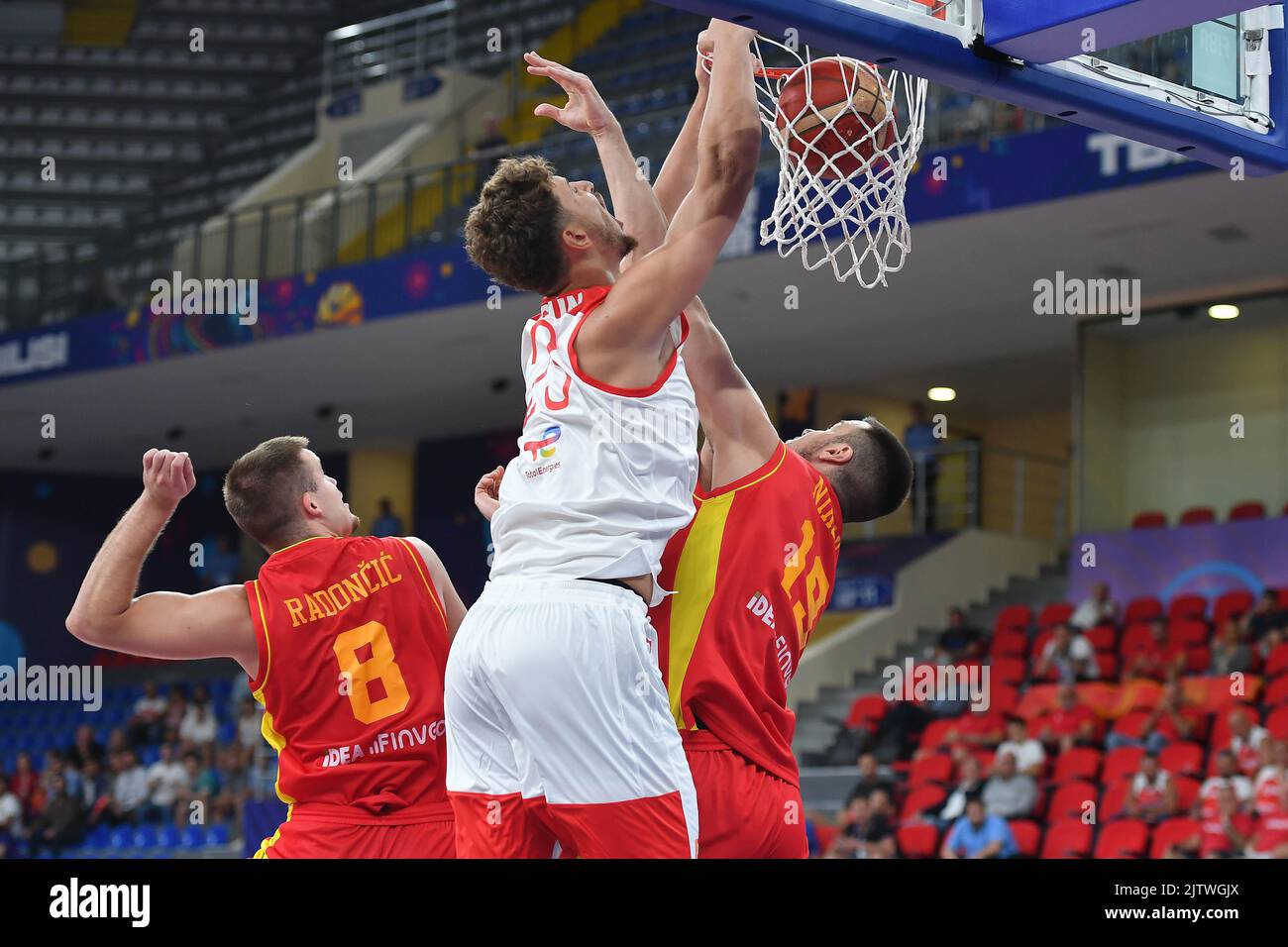 Tbilisi, Georgia. 1st Sep, 2022. Alperen Sengun (C) of T¨¹rkiye dunks ...
