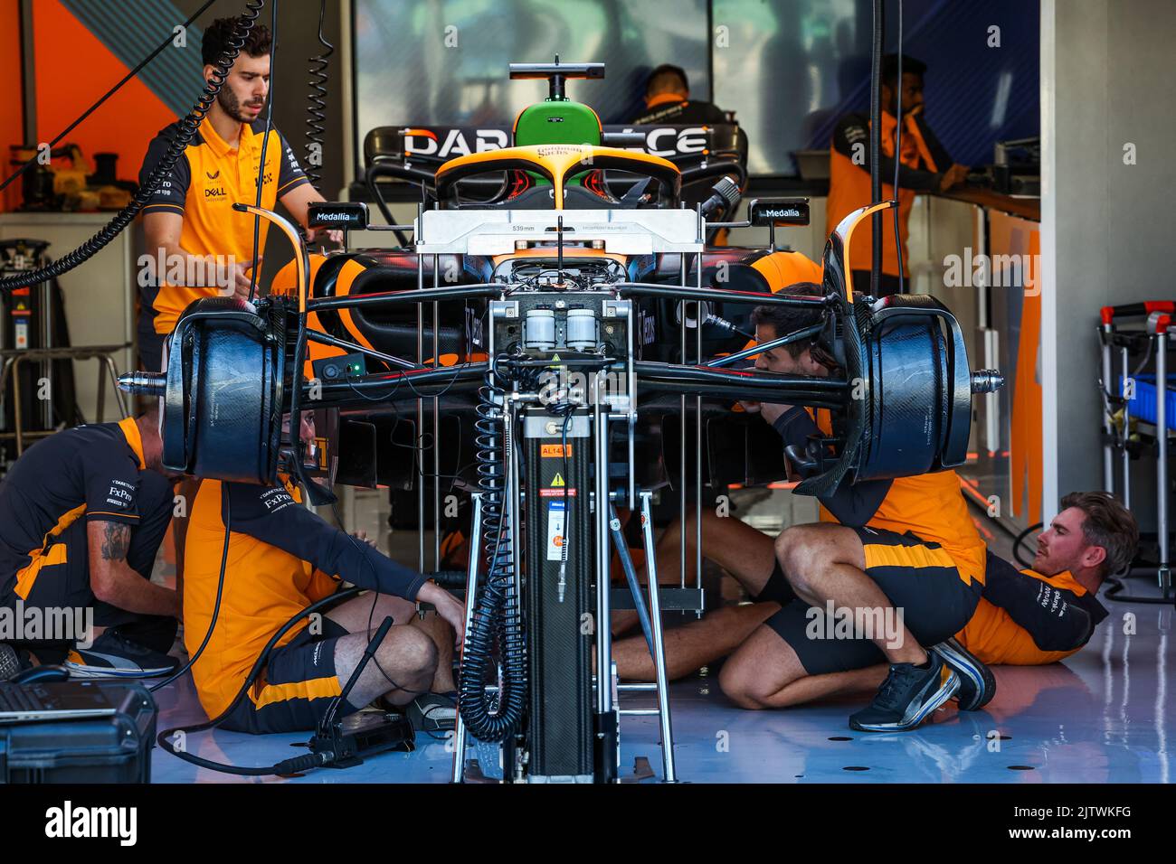 McLaren F1 Team, ambiance mechanics at work in the garage, box, during ...
