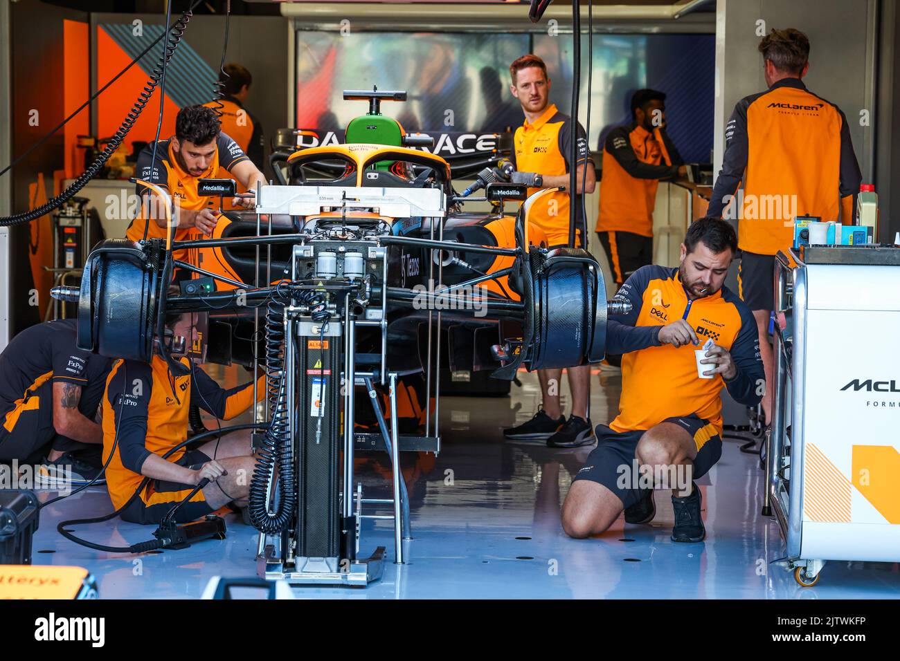 McLaren F1 Team, ambiance mechanics at work in the garage, box, during ...