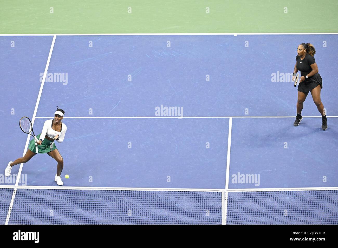 New York, USA. 01st Sep, 2022. Sisters Serena Williams (r) and Venus ...