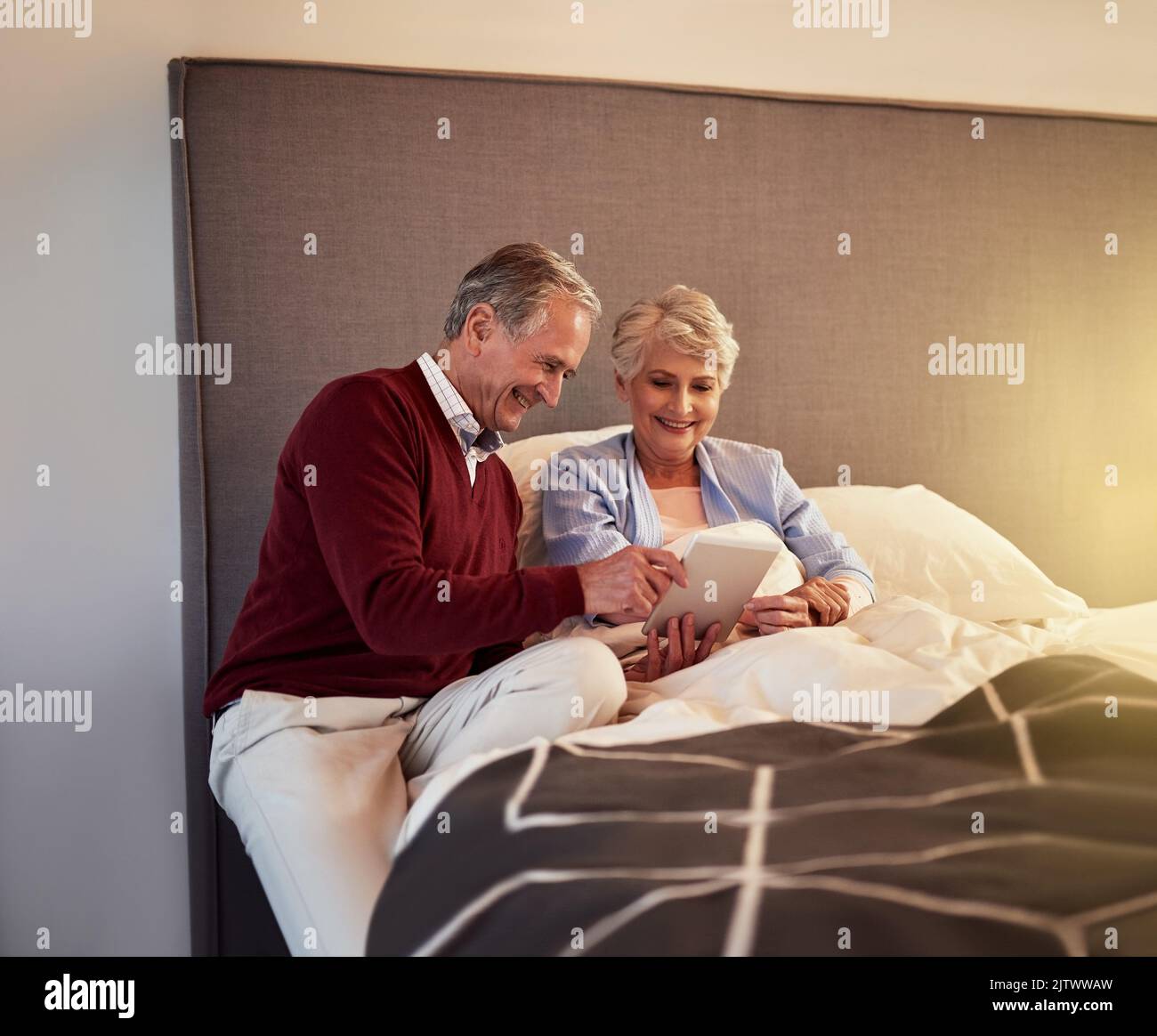 Elderly couple in bed hi-res stock photography and images - Alamy