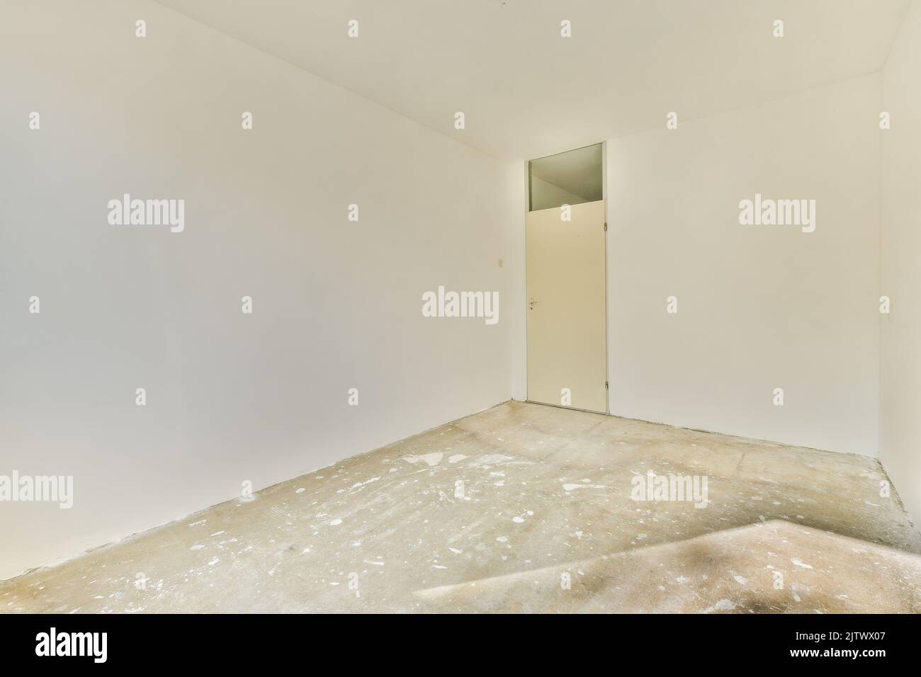 A cozy and spacious empty room in a luxury house Stock Photo - Alamy