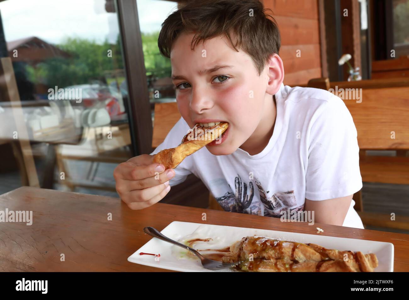 Apple strudel child hi-res stock photography and images - Alamy