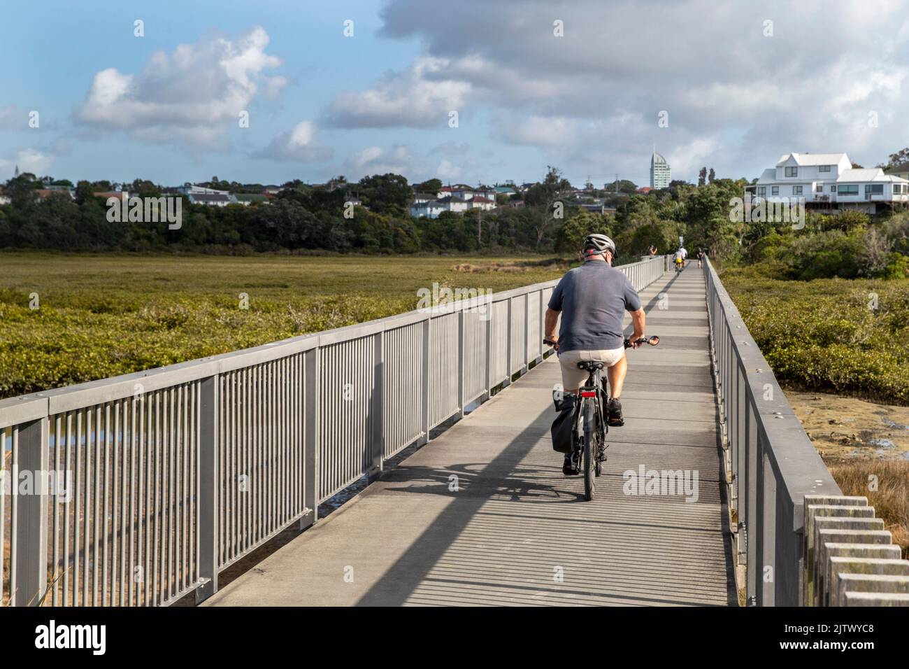 The Takapuna to Devonport shared path for cyclists and pedestrians ...
