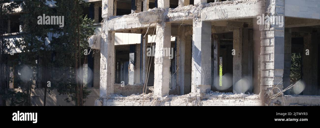 Destroyed old high rise building after bombing Stock Photo - Alamy