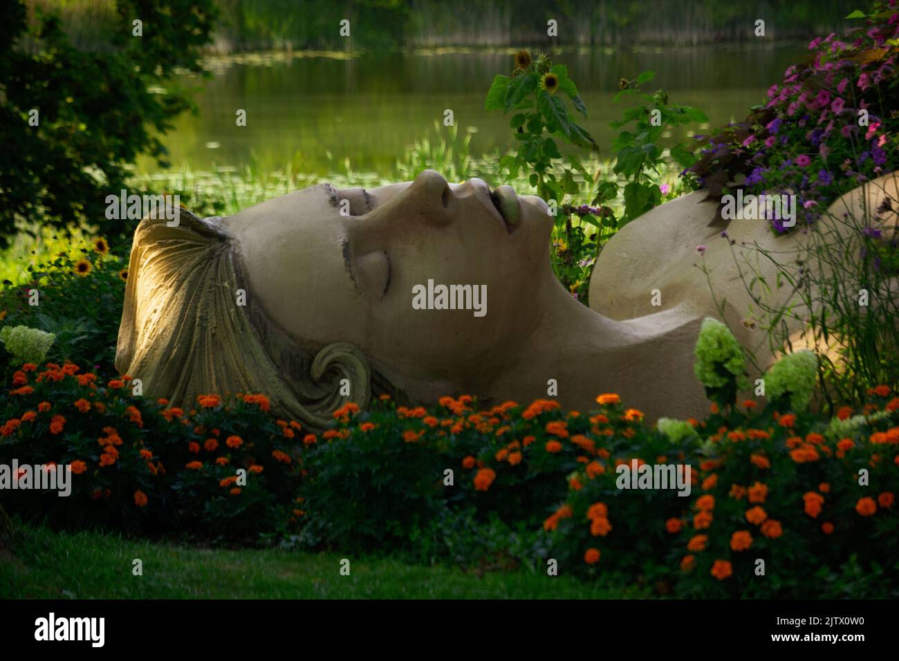 Lying female sculpture hi-res stock photography and images - Alamy