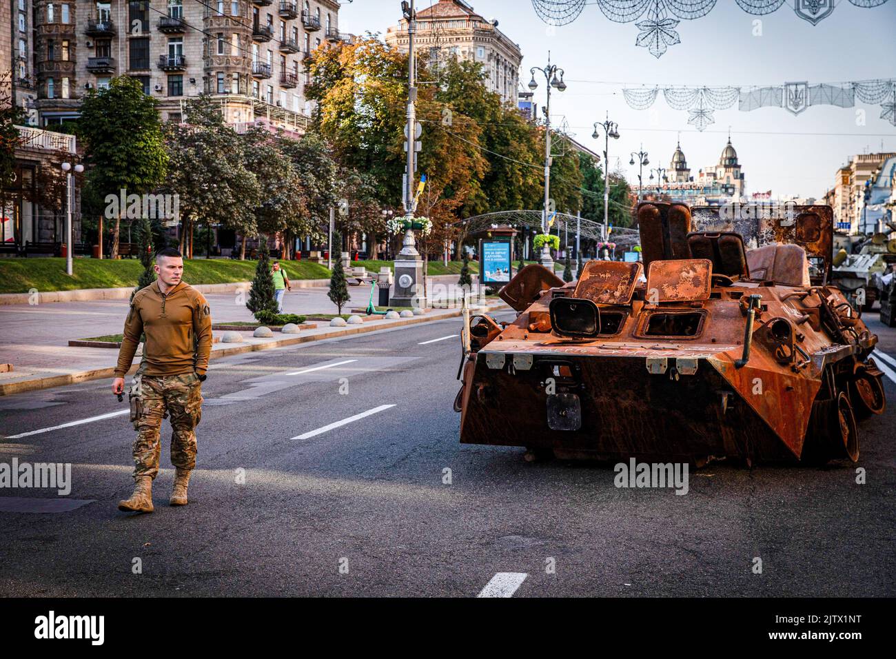 Kyiv, Ukraine. 24th Aug, 2022. A Ukrainian soldier observes the ...