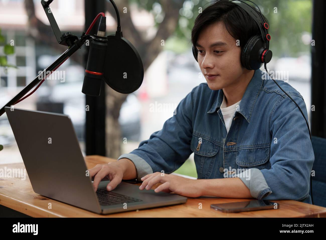 Home studio recording microphone hi-res stock photography and images ...