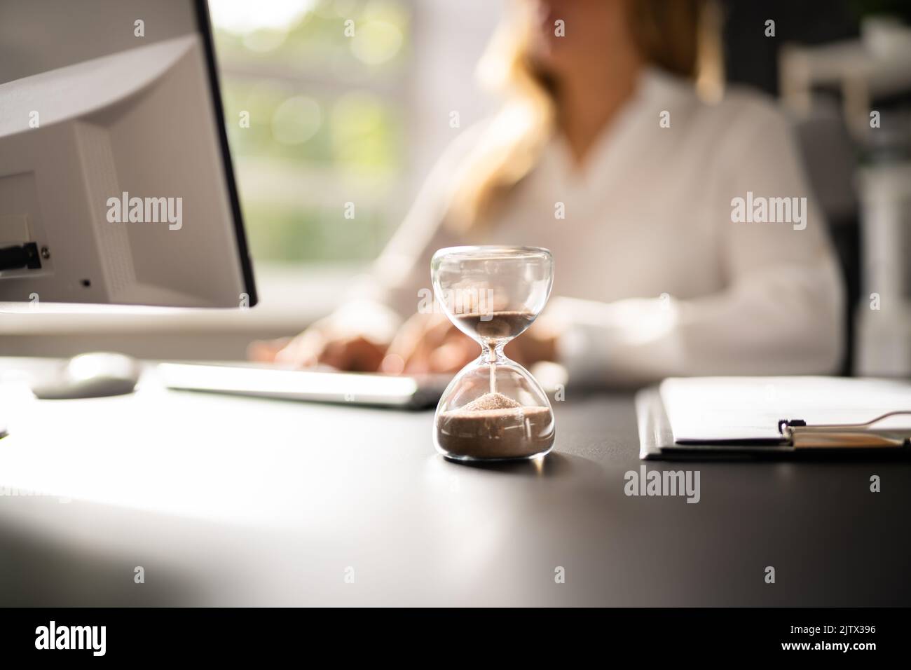 Deadline desktop hi-res stock photography and images - Alamy