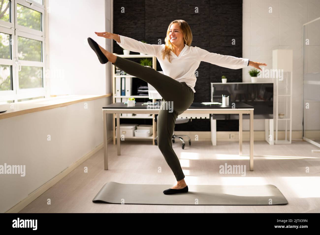 Pretty office worker standing office hi-res stock photography and ...