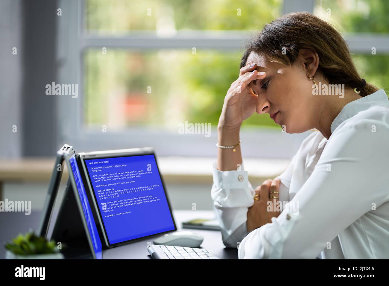 Blue BSOD Error At Computer. Malware Attack Stock Photo - Alamy