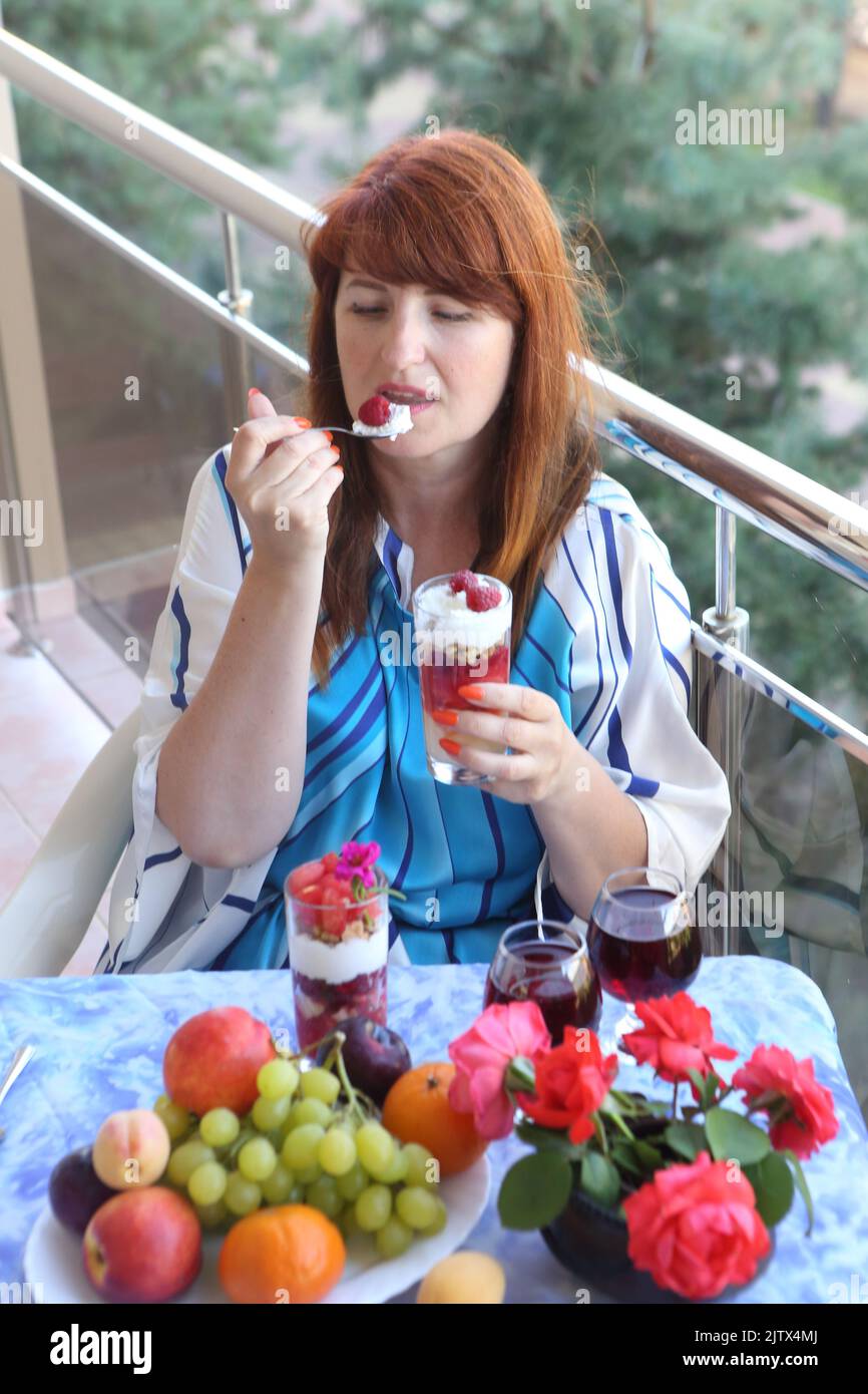 Woman makes orange juice hi-res stock photography and images - Alamy