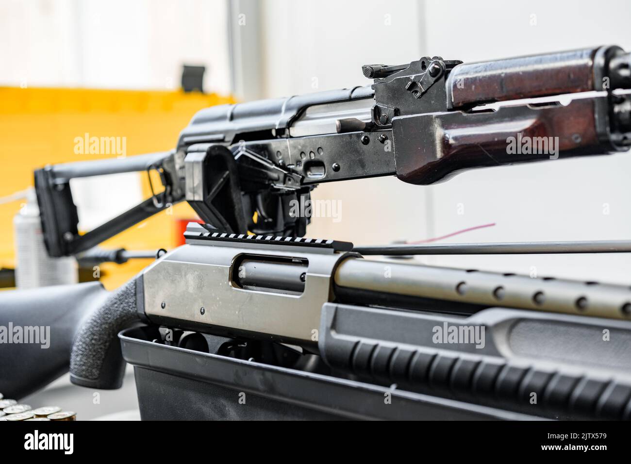 Automatic rifle on stand on the table of the weapons workshop Stock ...