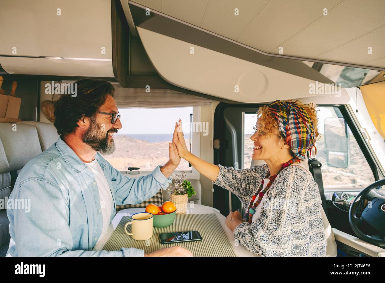 Van life couple hi-res stock photography and images - Alamy