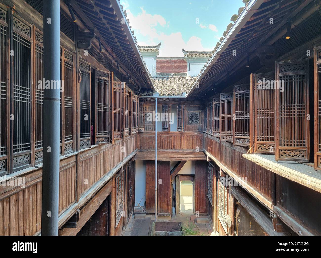Traditional chinese courtyard house hi-res stock photography and images ...
