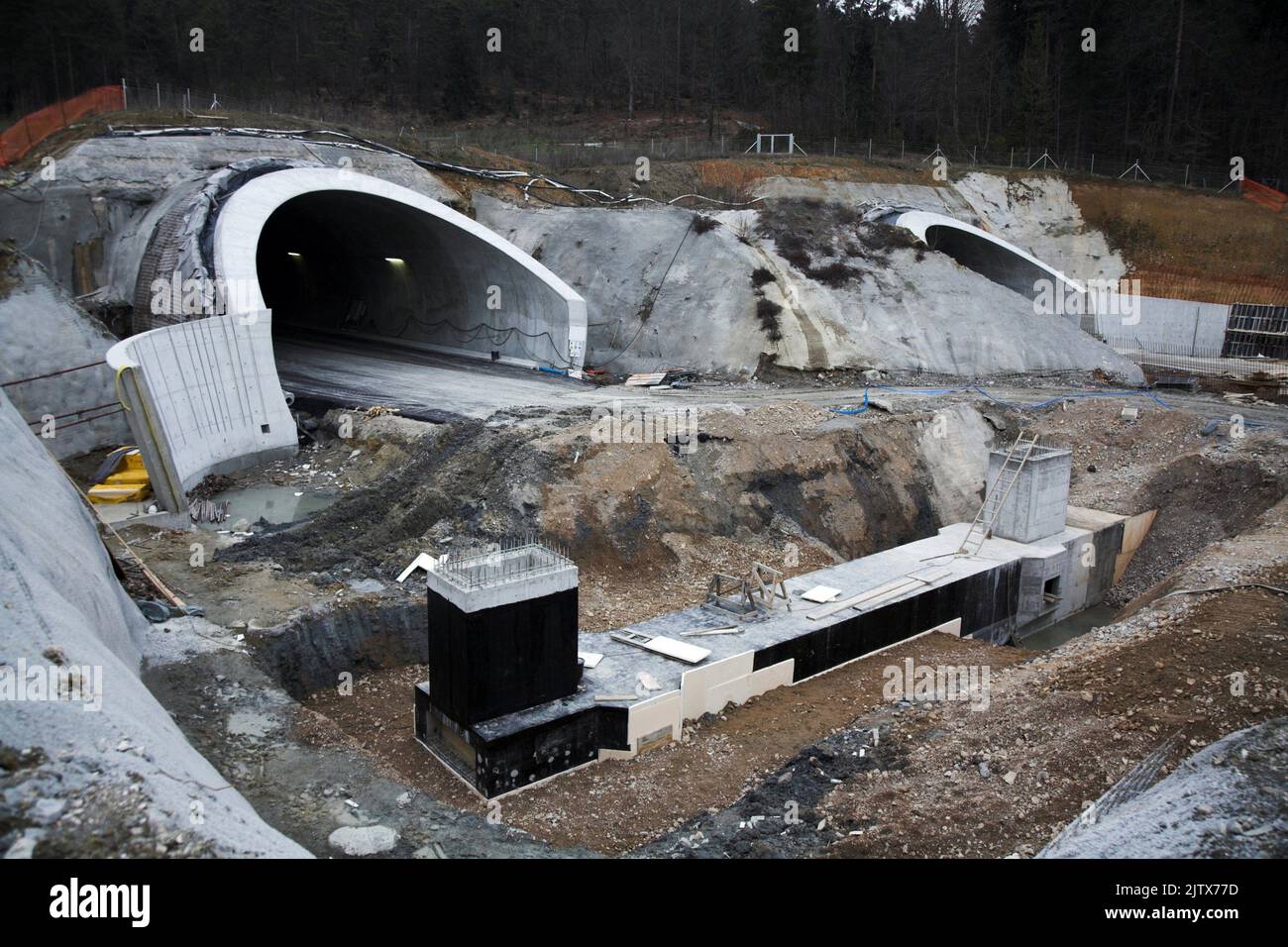 Tunnel front hi-res stock photography and images - Alamy