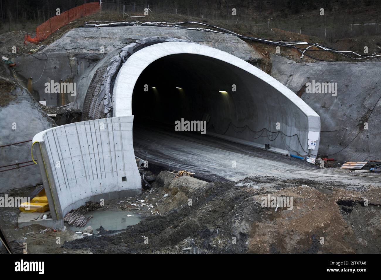 Tunnel front hi-res stock photography and images - Alamy