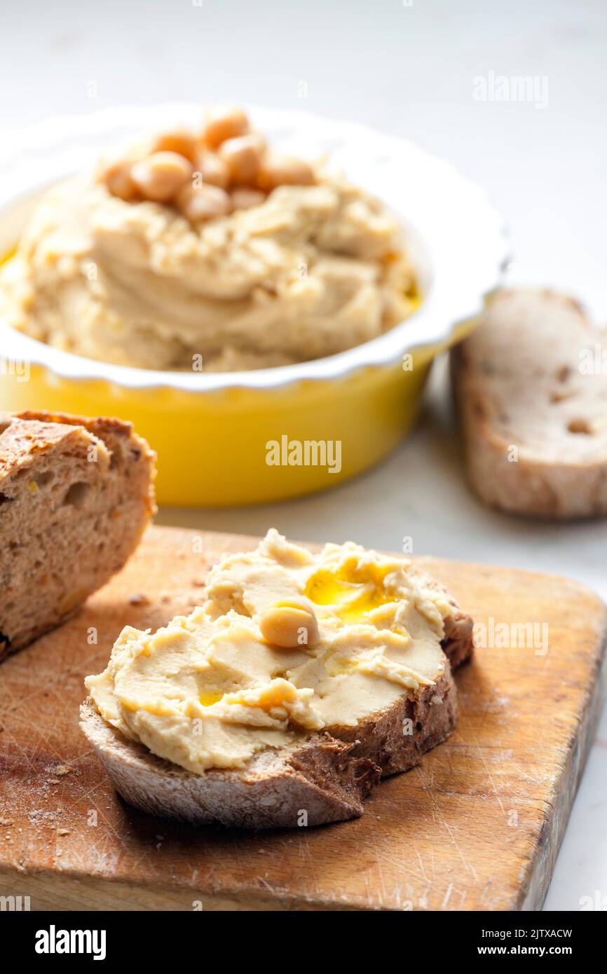 Hummus and bread hi-res stock photography and images - Alamy