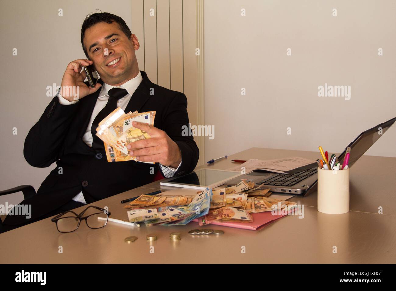 Bragging with phone hi-res stock photography and images - Alamy