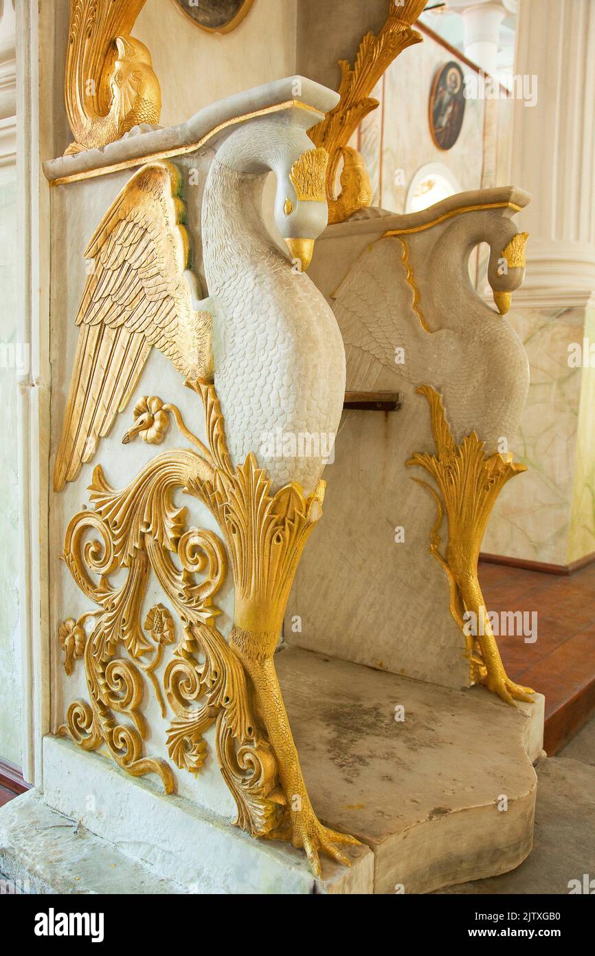 Old throne chair hi-res stock photography and images - Alamy