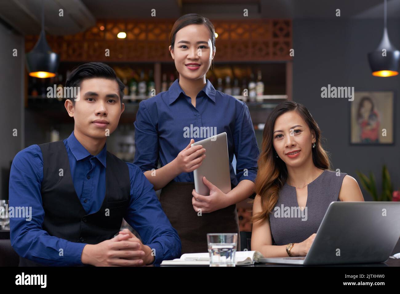 Restaurant workers hi-res stock photography and images - Alamy