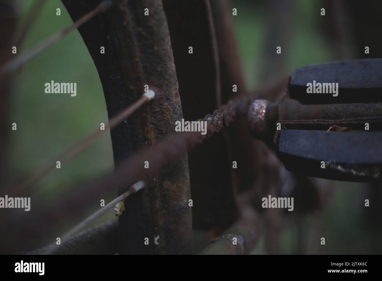 An old rusty chain of a brown broke bicycle Stock Photo - Alamy