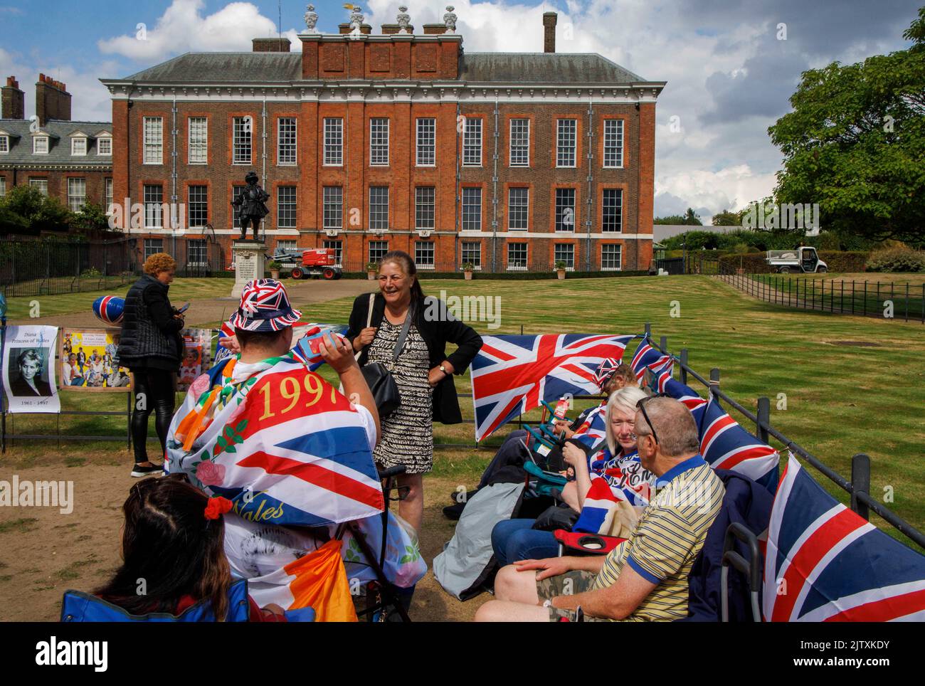 Mourners at the gates of Kensington Palace. It is the 25th anniversary ...