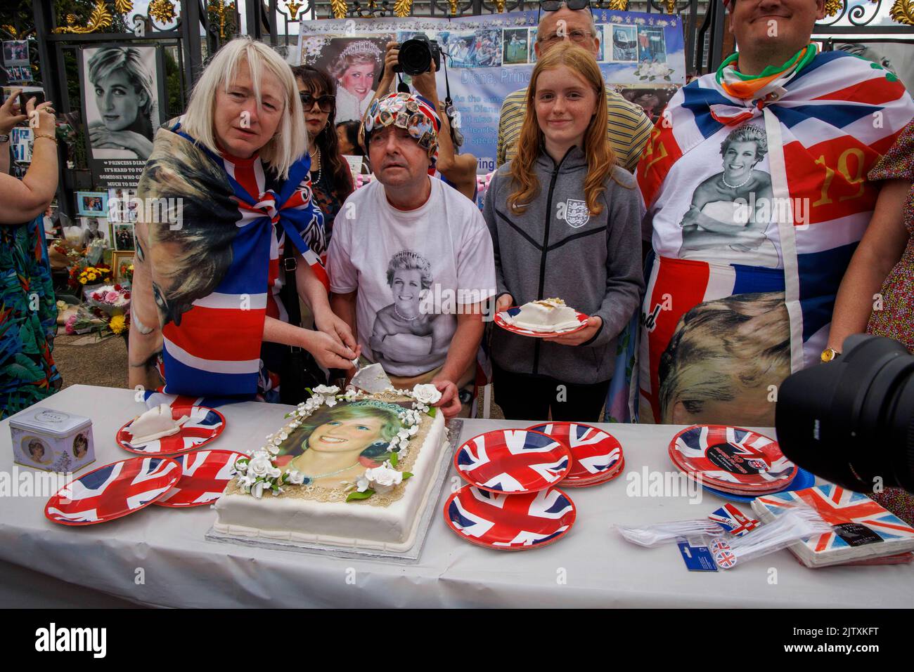 Mourners at the gates of Kensington Palace. It is the 25th anniversary ...