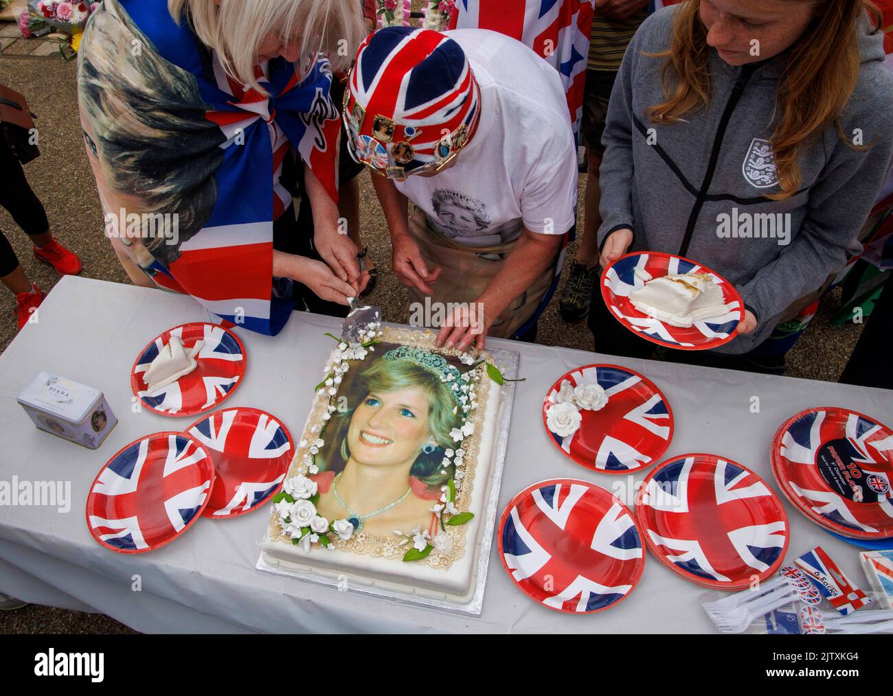 Mourners at the gates of Kensington Palace. It is the 25th anniversary ...