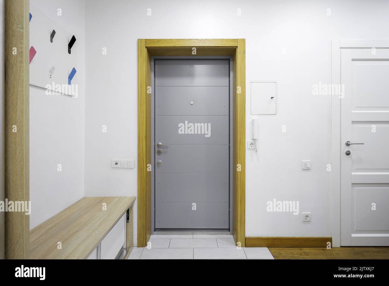 Luxury apartment building entrance hi-res stock photography and images ...