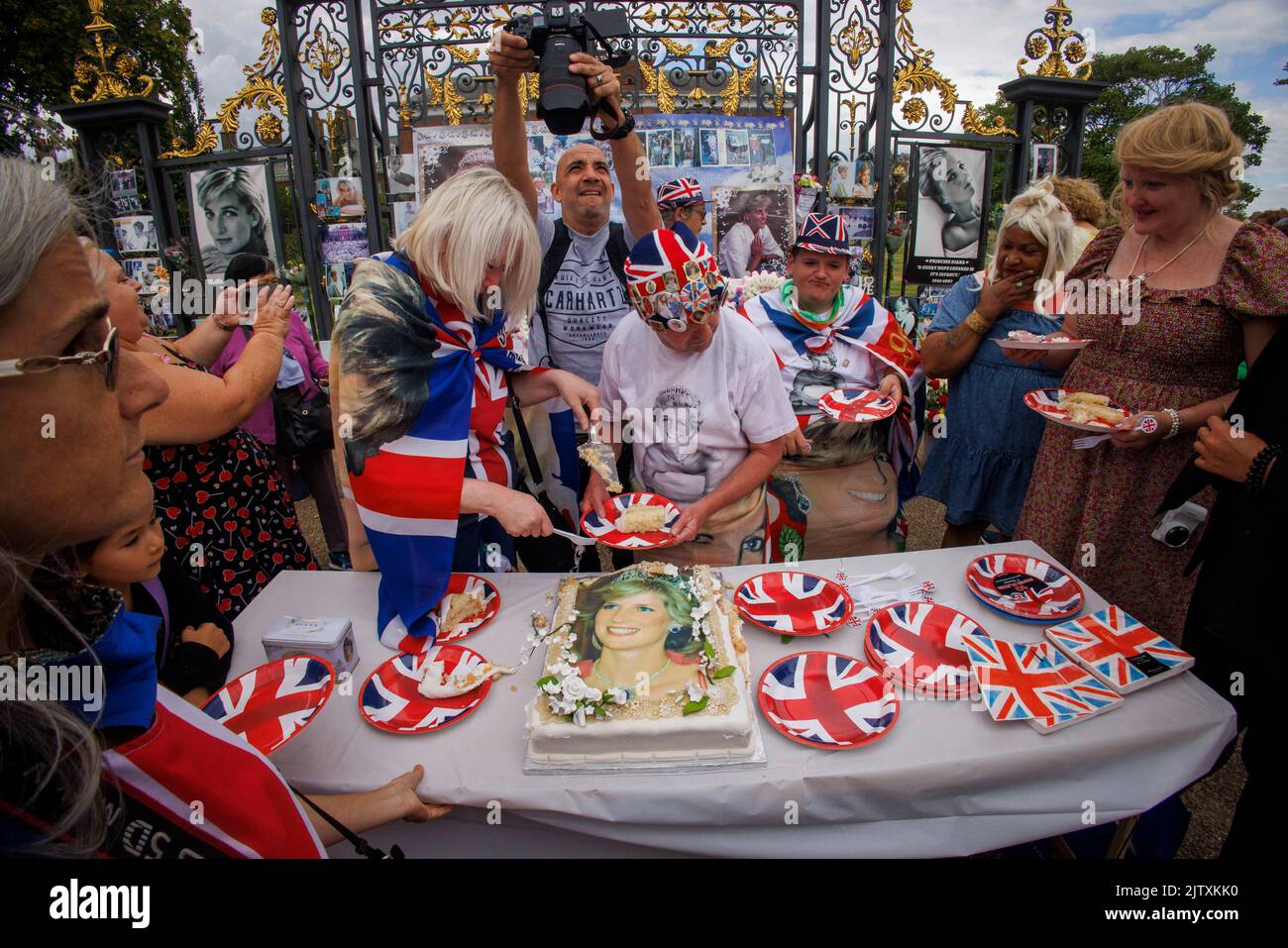 Mourners at the gates of Kensington Palace. It is the 25th anniversary ...