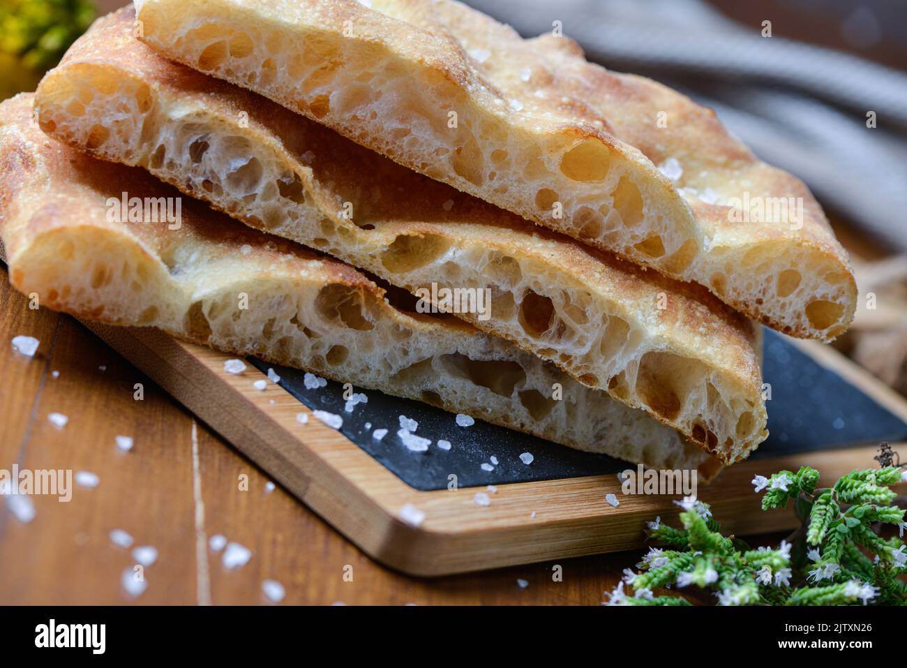 Crmbly focaccia roman style, schiacciata fiorentina, pizza in pala alla ...