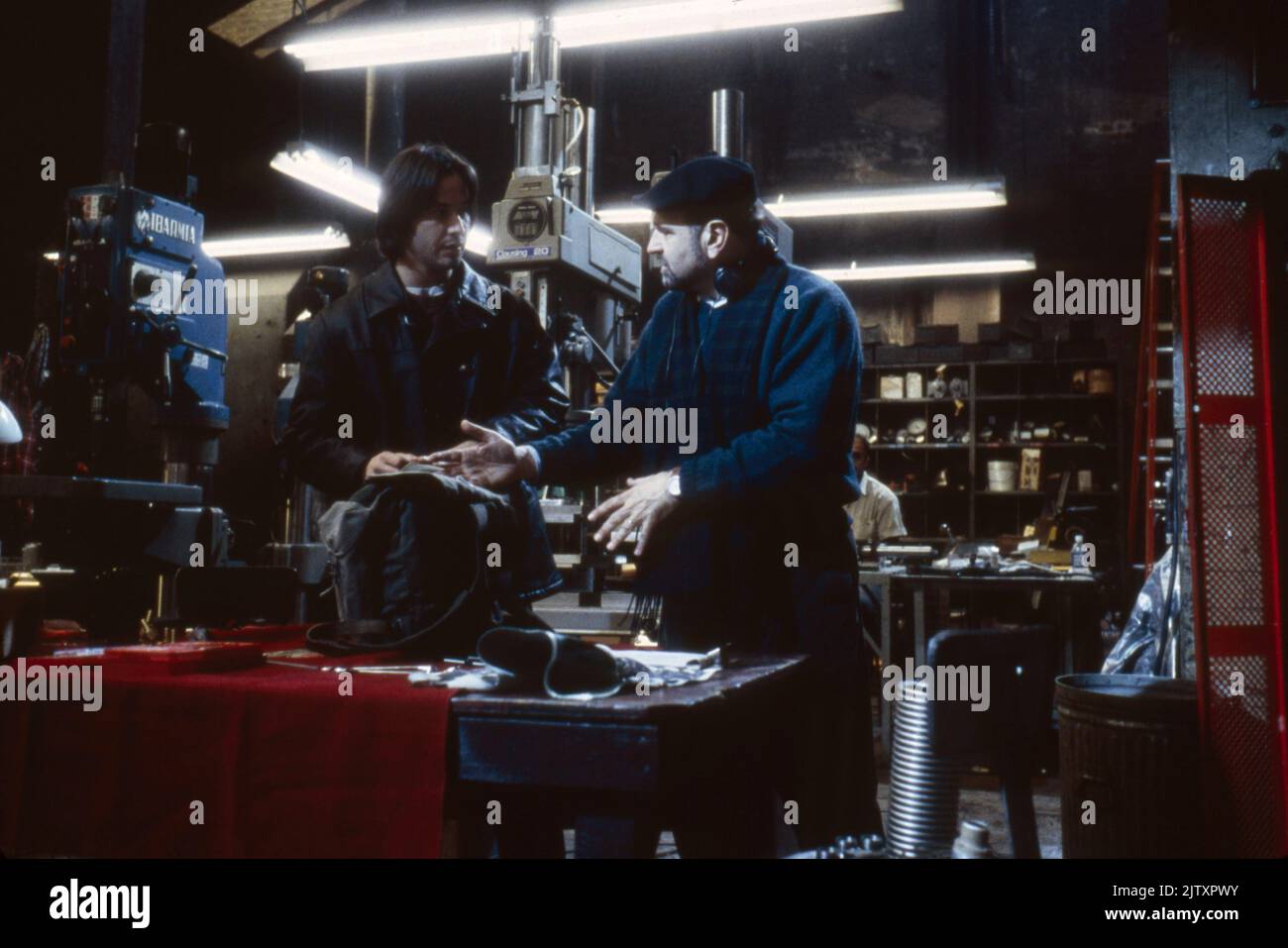 Chain Reaction Year : 1996 USA Director : Andrew Davis Keanu Reeves ...