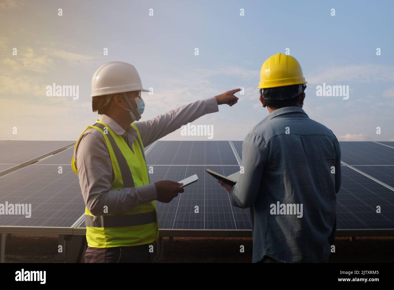 Team building solar panel hi-res stock photography and images - Alamy
